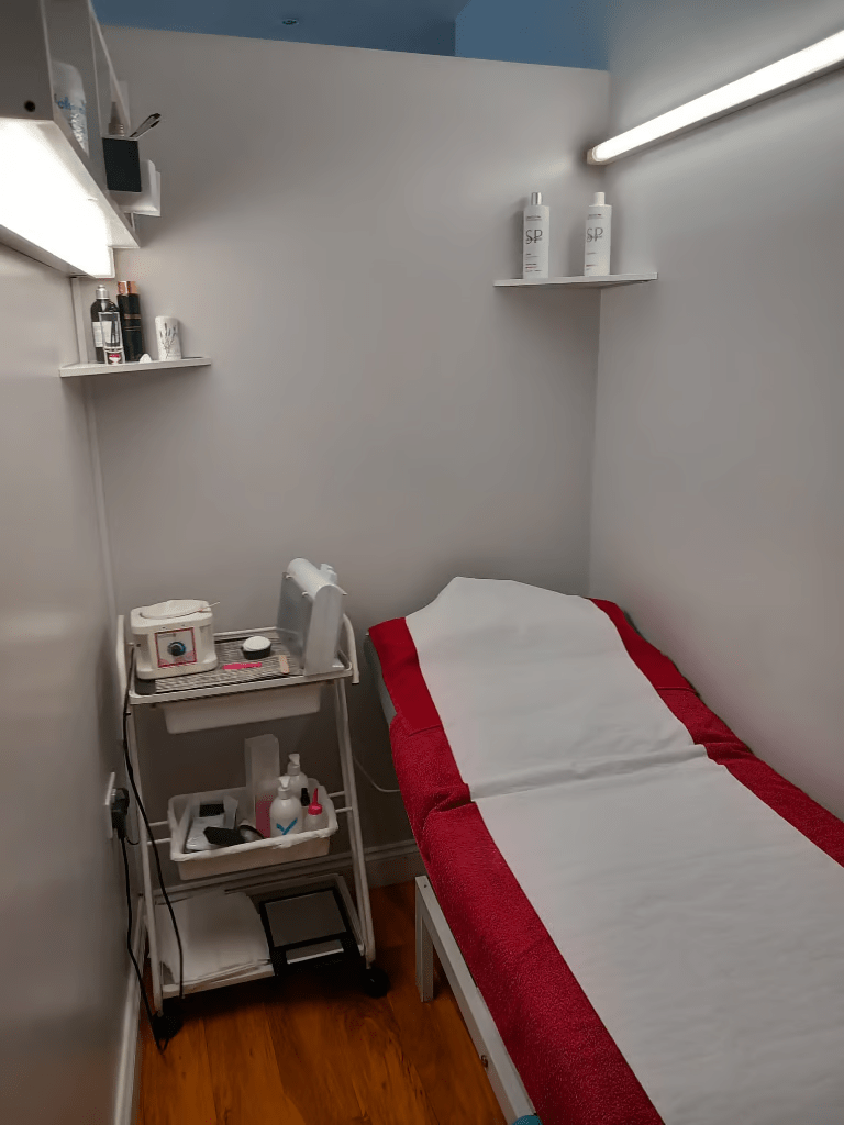 Small Beauty Room for Rent in South Wimbledon in a Hair Salon – Salon ...